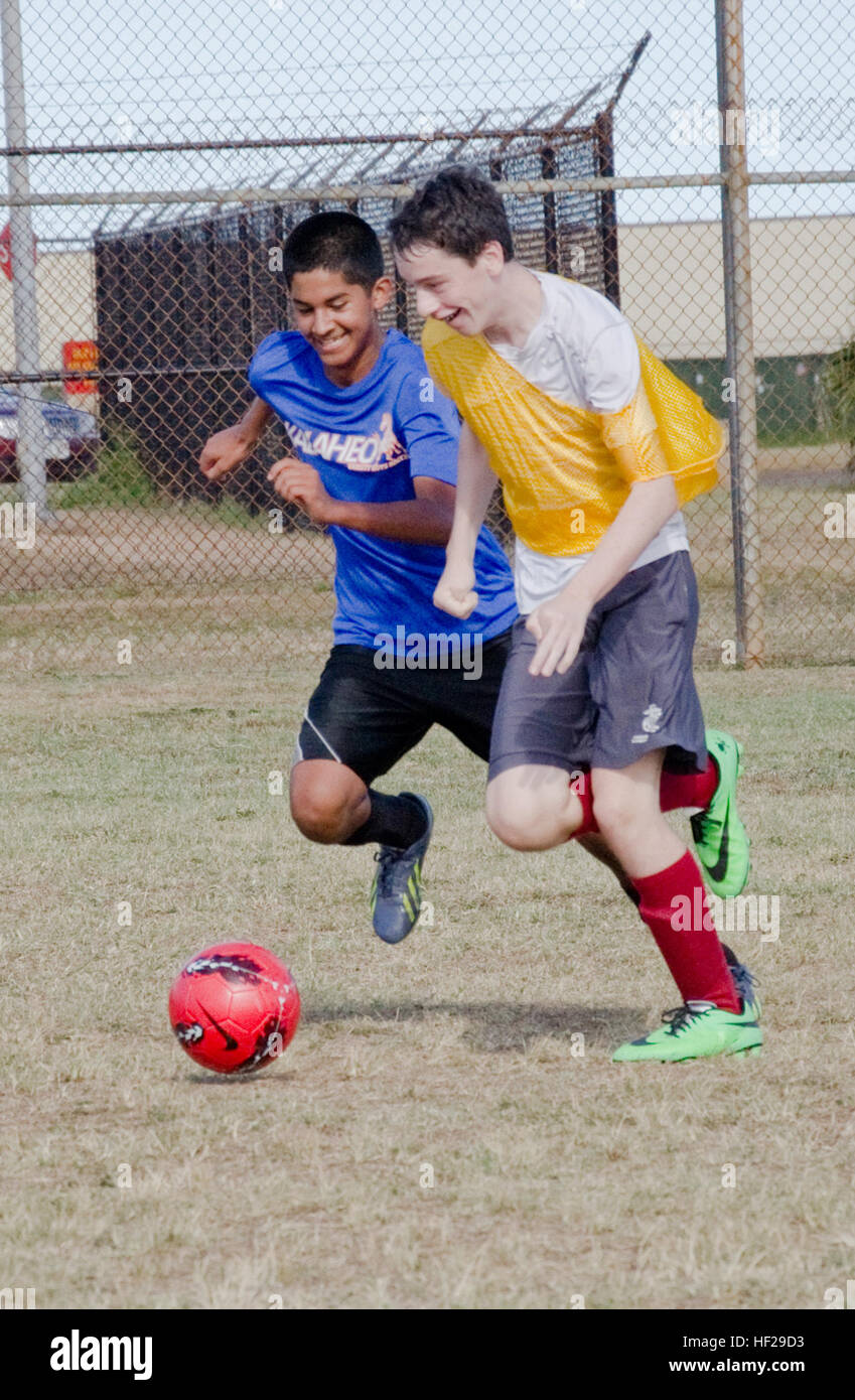 Big Foot players Anthony Zarate and Sean Callahan fight for possession ...