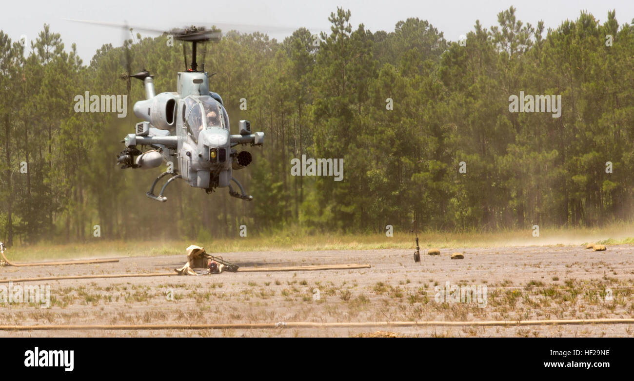Marines with Marine Light Attack Helicopter Squadron 269 land an AH-1W ...