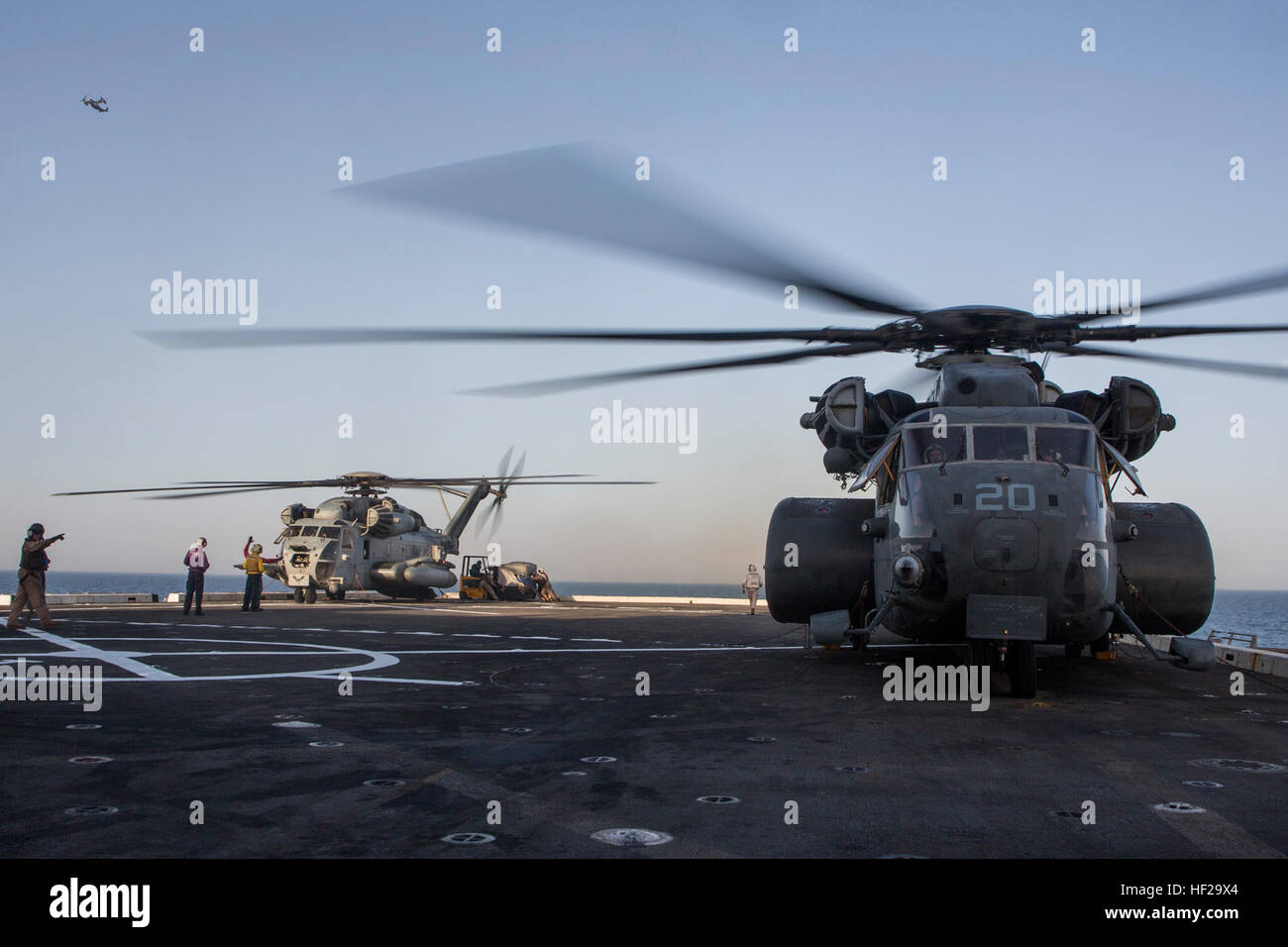 U.S. Marines with the amphibious transport dock ship USS Mesa Verde's ...