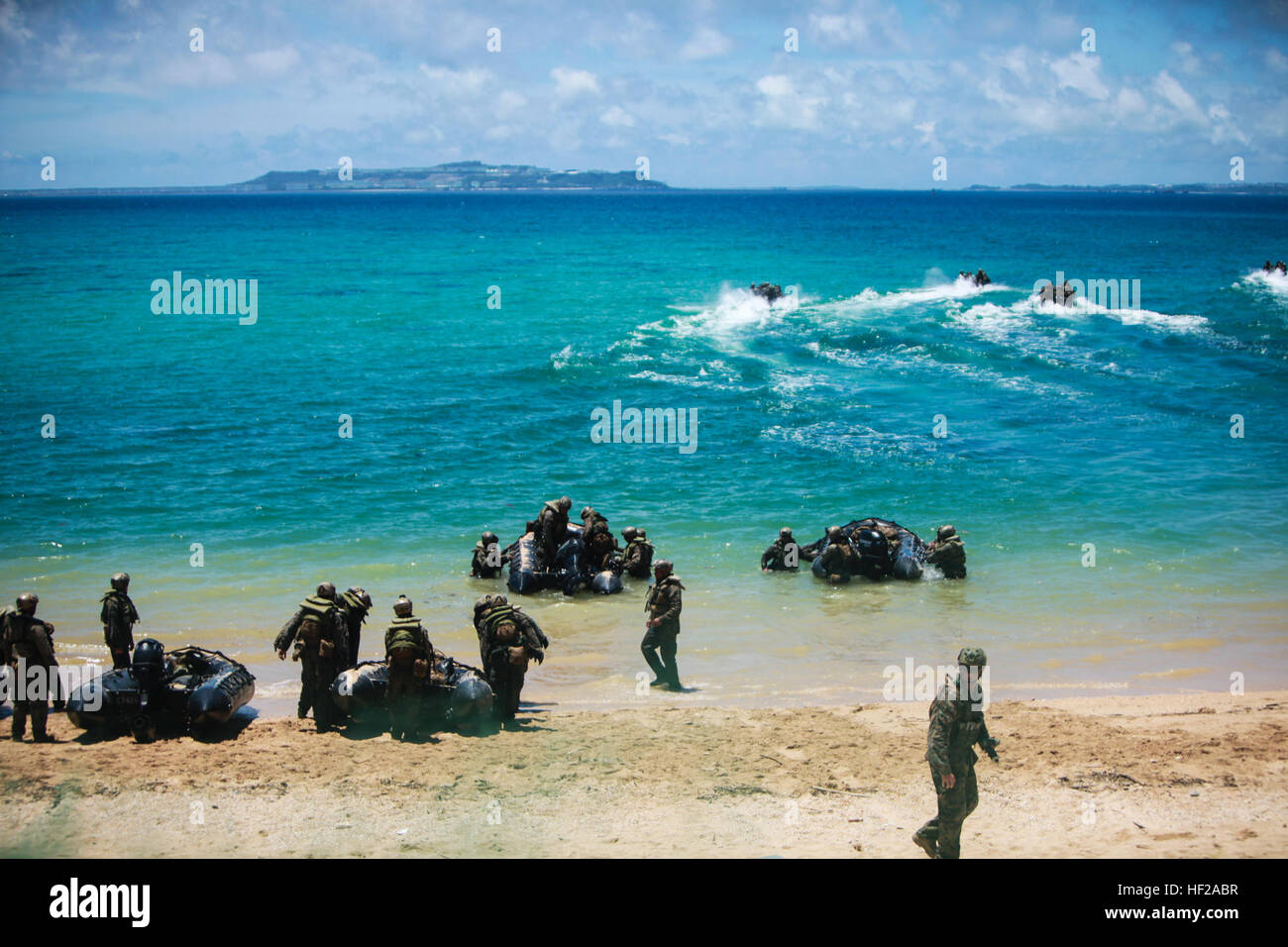 Soldiers with the Japan Ground Self-Defense and U.S. Marines and ...