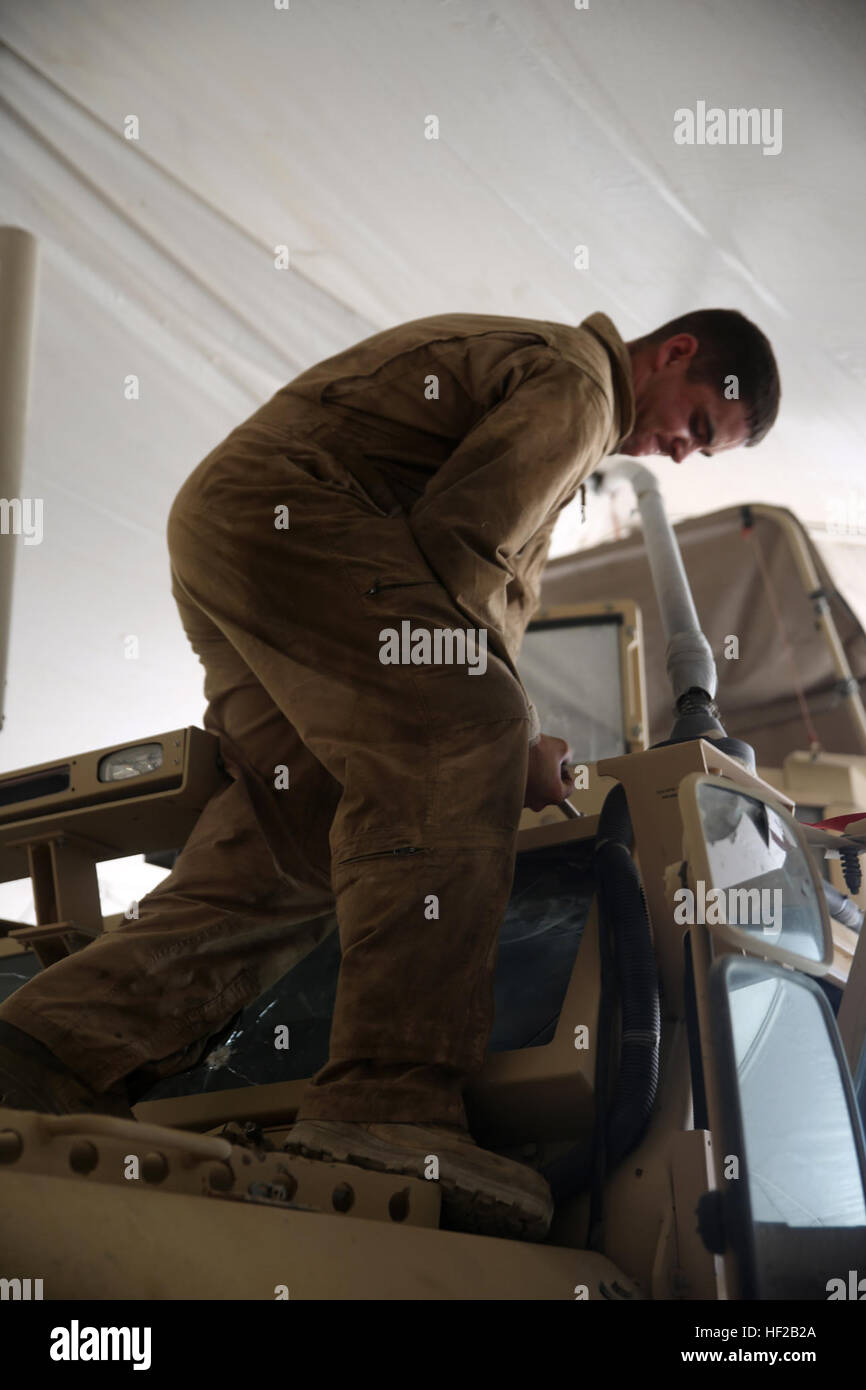 Usmc mechanics hi-res stock photography and images - Alamy