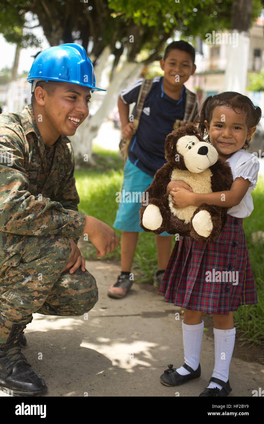 Helping hands u s marines hi-res stock photography and images - Alamy