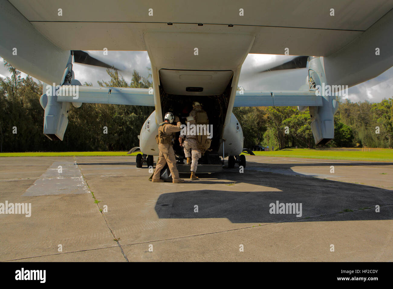 Members of the 11th Marine Expeditionary Unit board a MV-22 Osprey on ...