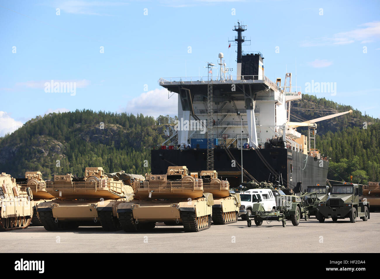 Abrams tanks other vehicles hi-res stock photography and images - Alamy