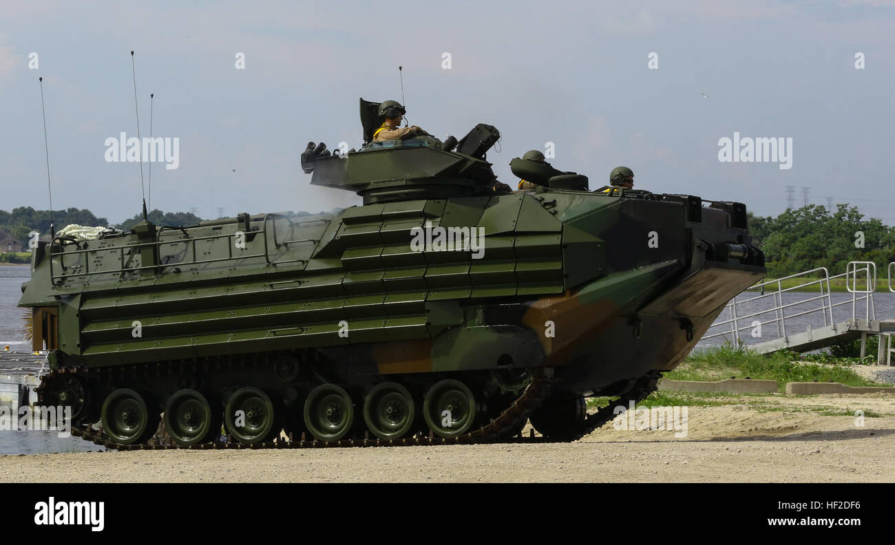 4th Assault Amphibian Battalion conducts amphibious assault vehicle ...