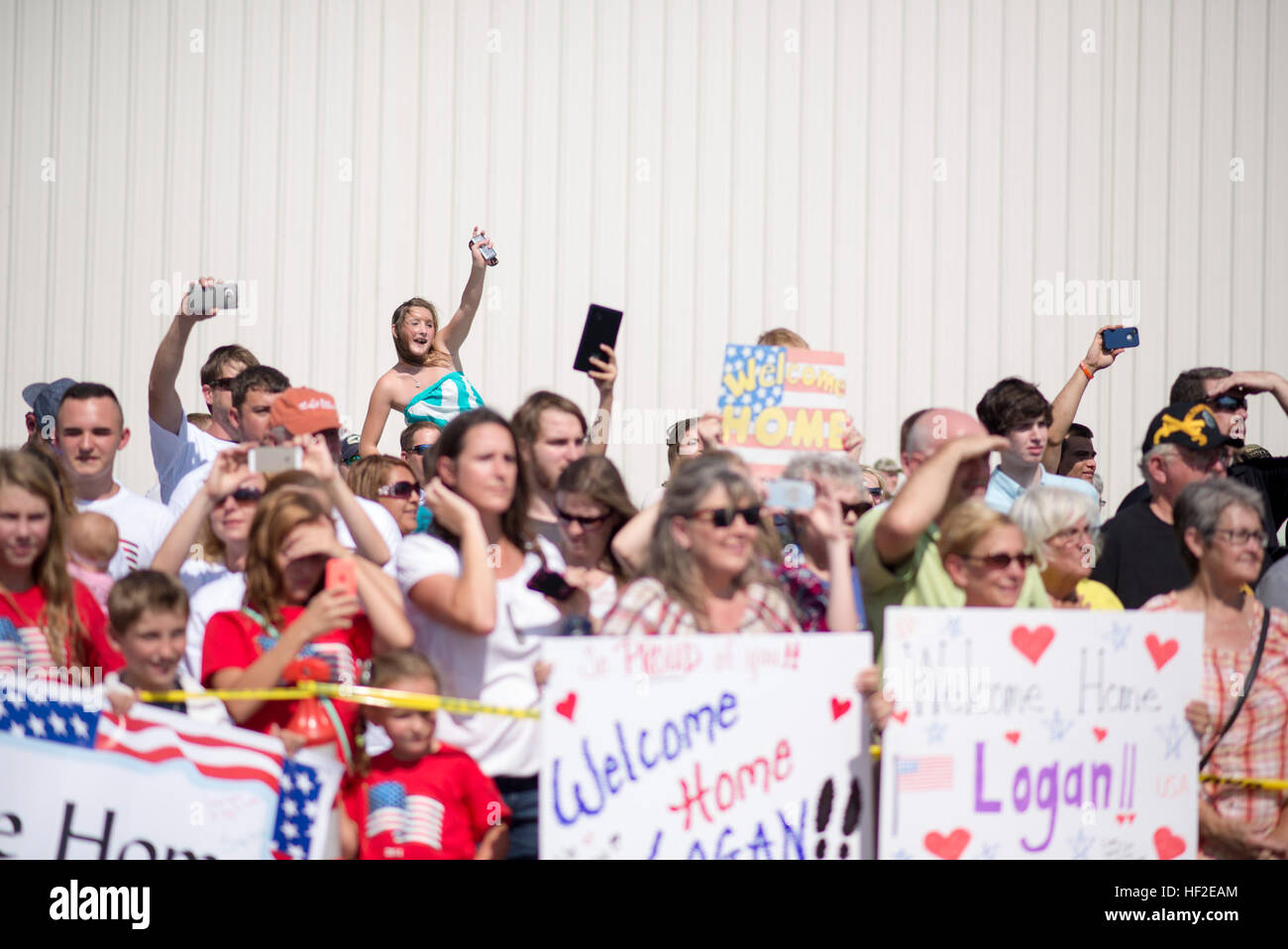 Families greet Soldiers of the 211th Military Police Company returning ...