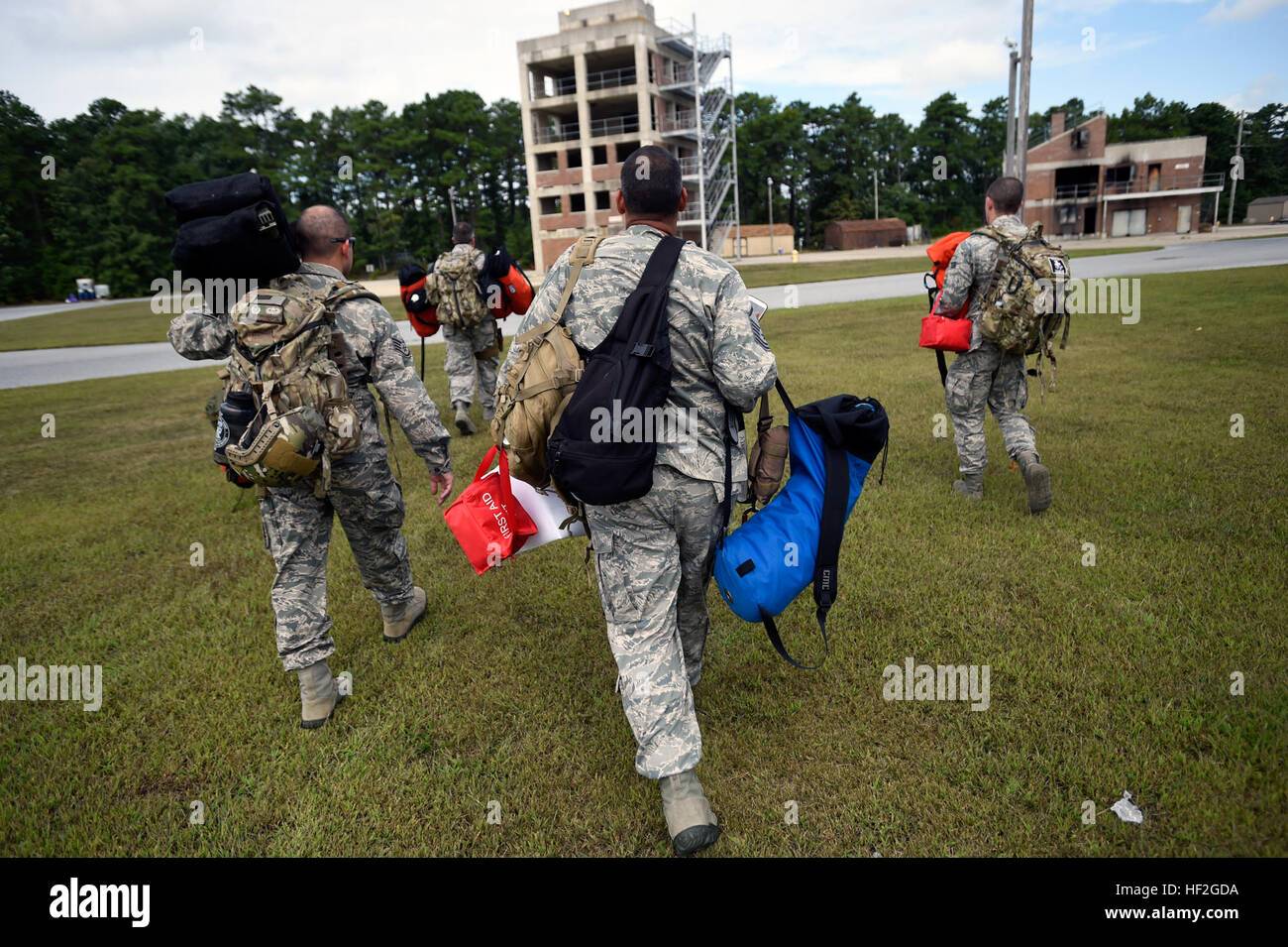 Rapelling swat hi-res stock photography and images - Alamy