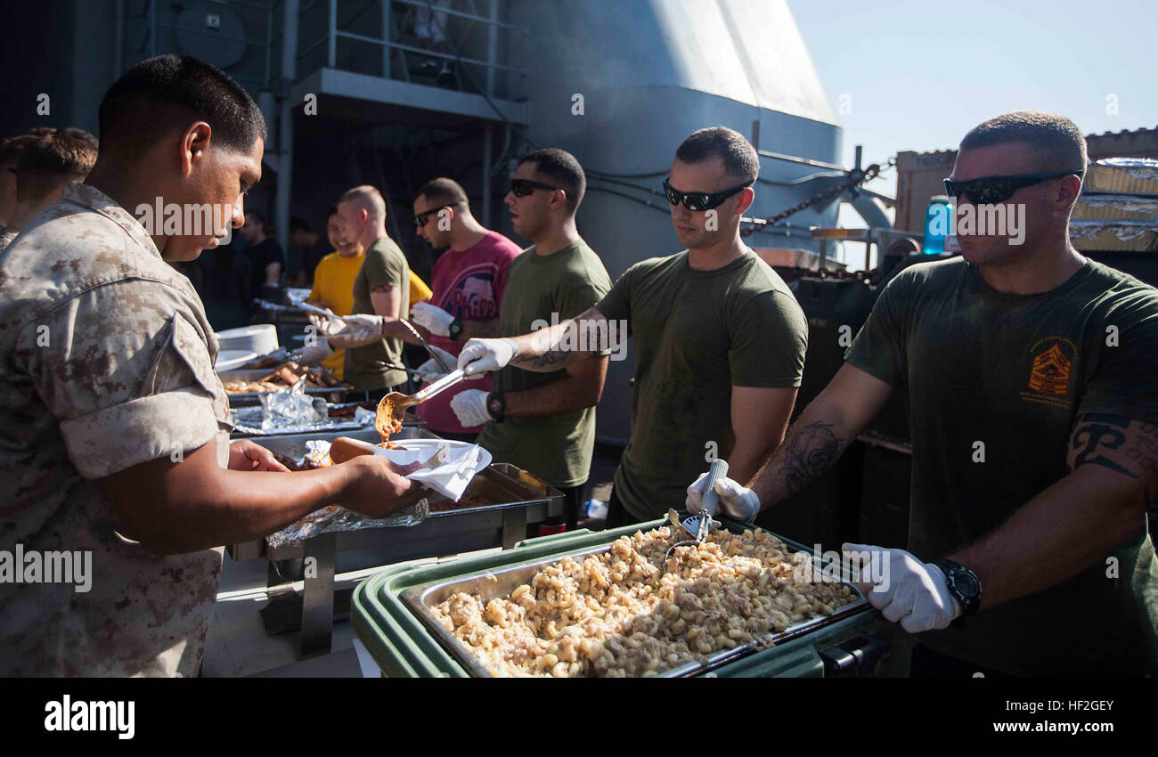 Military chow hall hi-res stock photography and images - Alamy