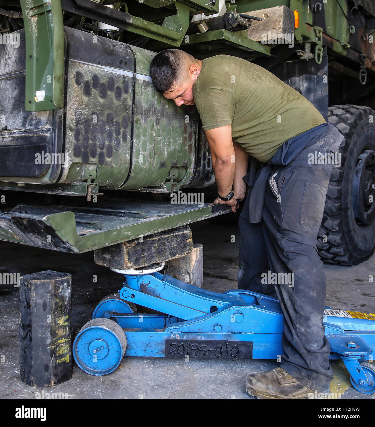 Motor vehicle mechanic with combat logistics battalion 24 hi-res stock ...