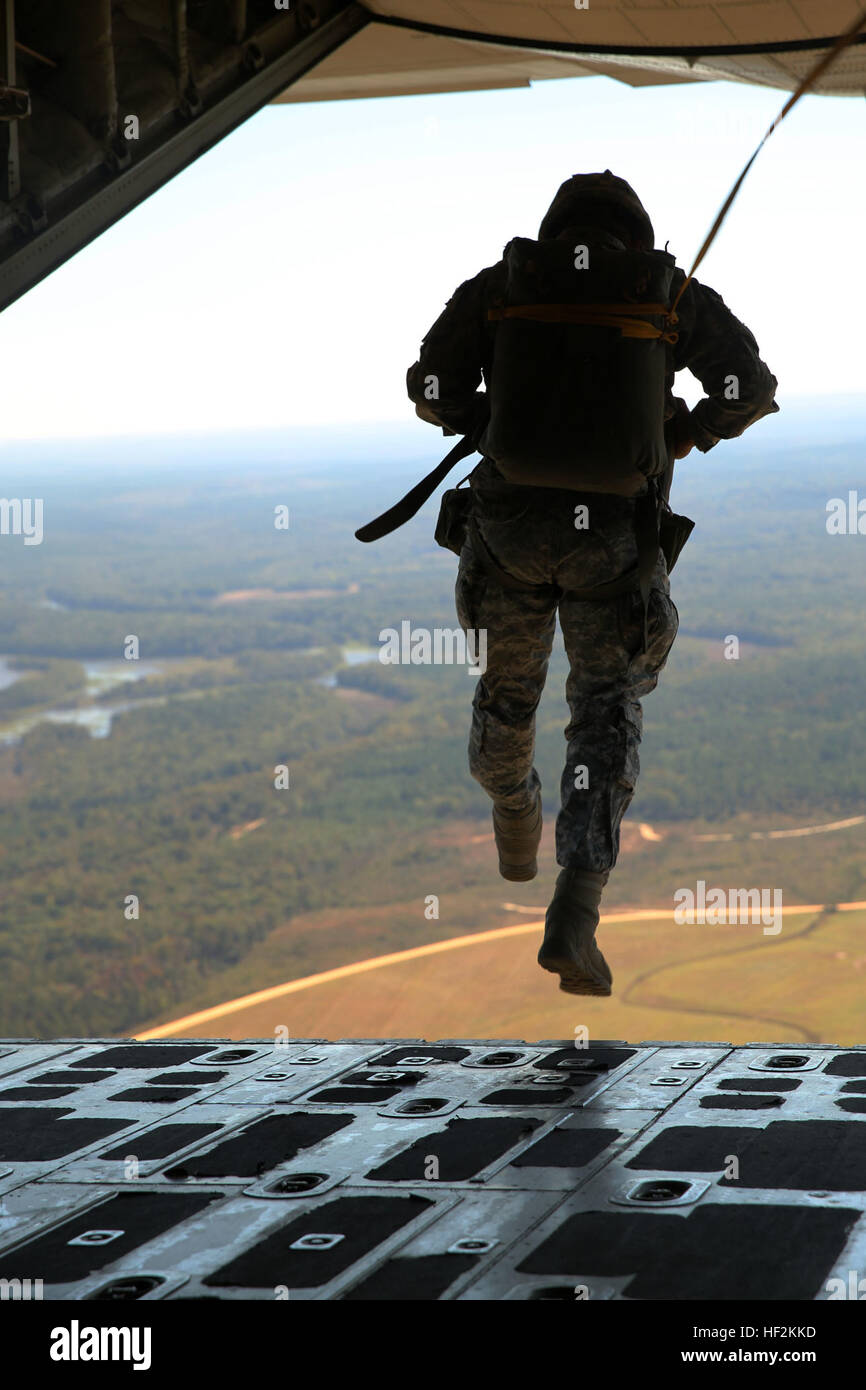 A soldier from the Basic Airborne School, 1st Battalion, 507th ...
