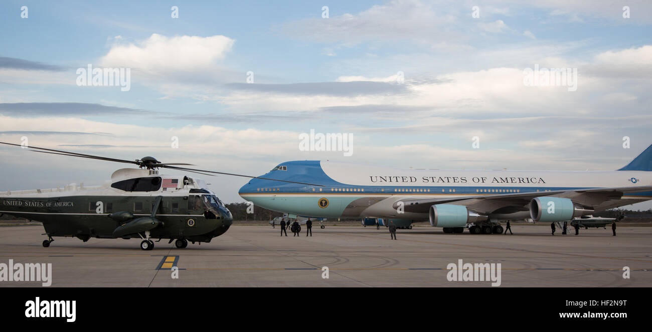 Marine Corps VH-3D Sea King and MV-22B Ospreys from HMX-1 and VMM-265 ...