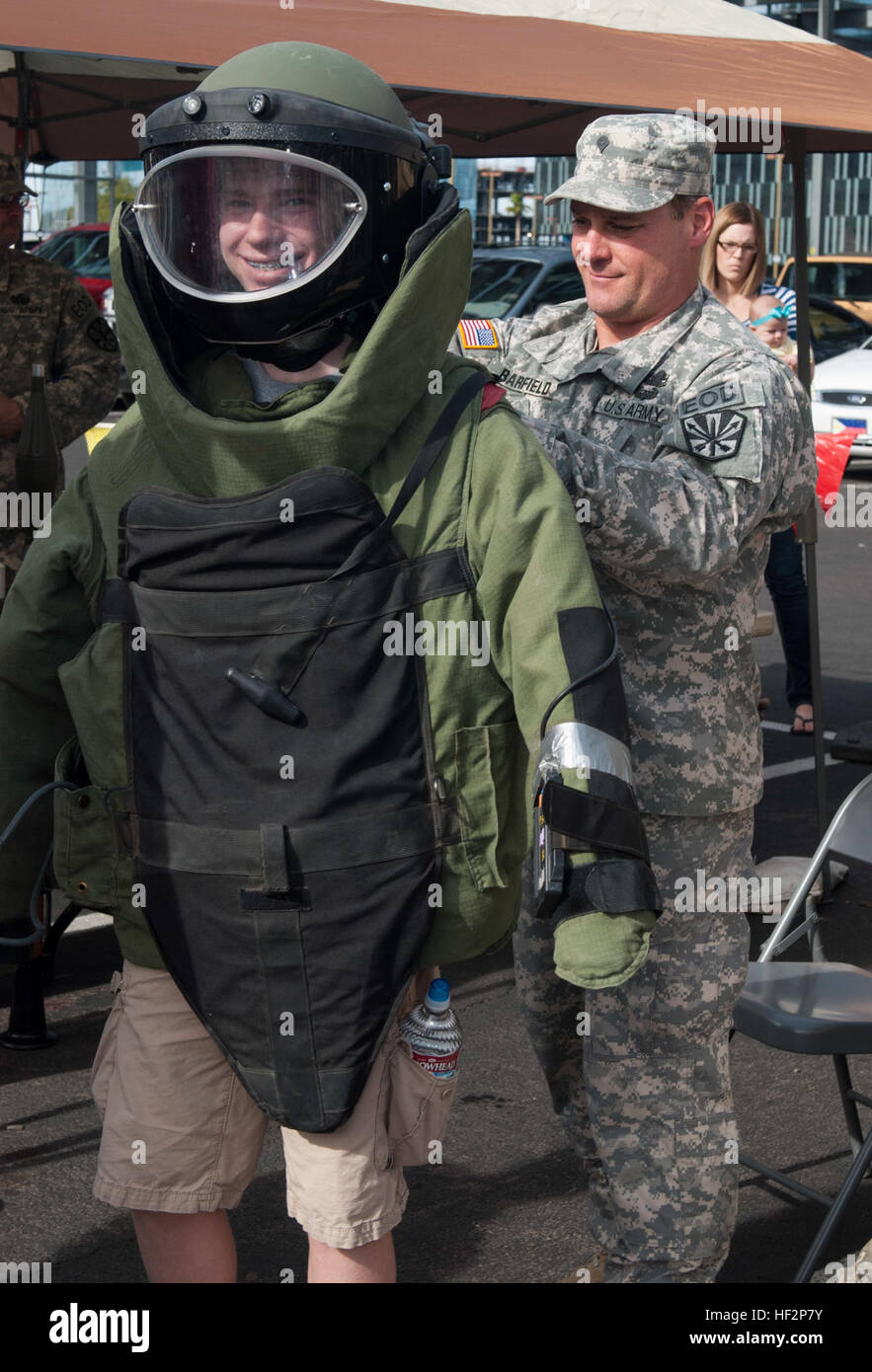 Bomb proof suit hi-res stock photography and images - Alamy