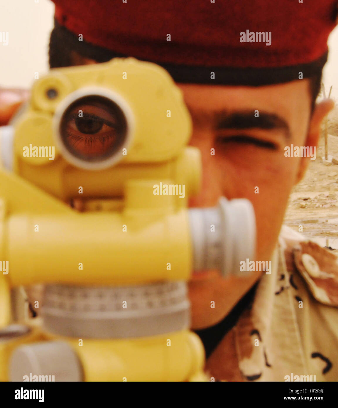 An 8th Iraqi Army Division Soldier looks through the aiming circle to ...