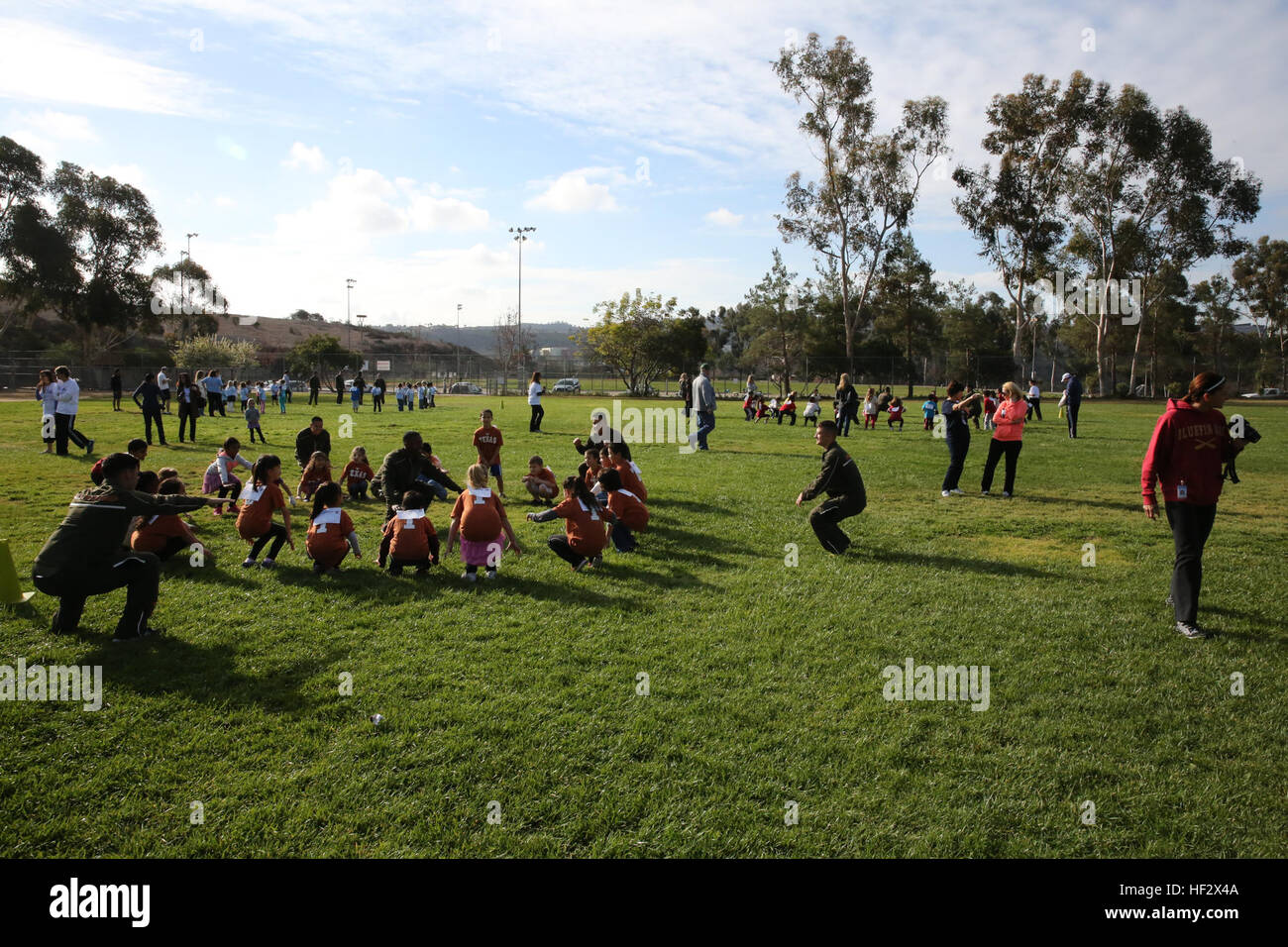 Marine volunteers with Marine Aviation Logistics Squadron (MALS) 16 ...