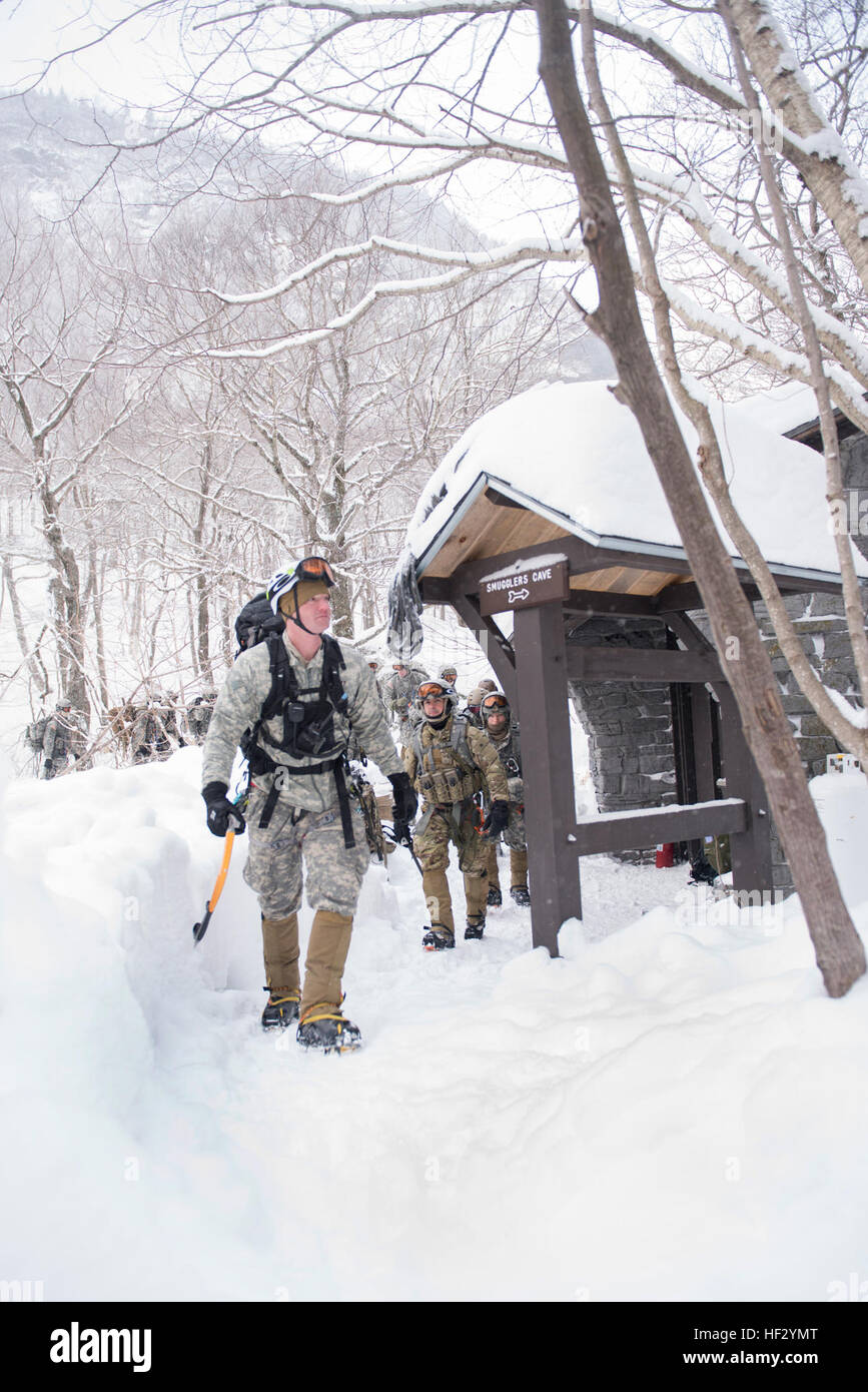 Basic military mountaineering course hi-res stock photography and ...