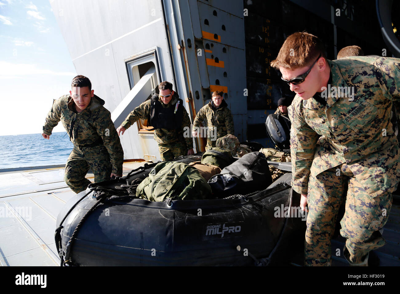 Marines with the Force Reconnaissance detachment, 11th Marine ...