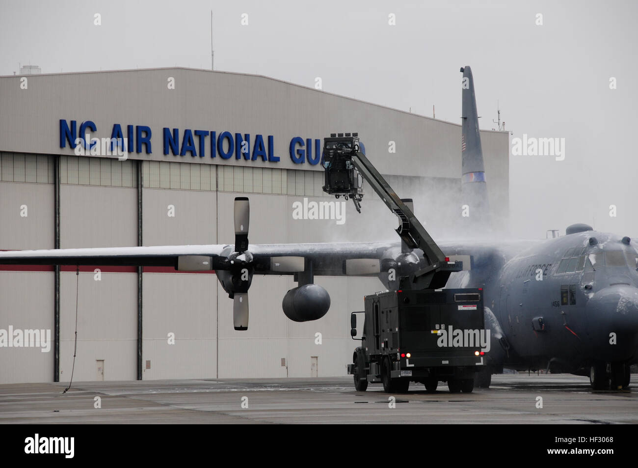 Airport deicing truck hi-res stock photography and images - Alamy