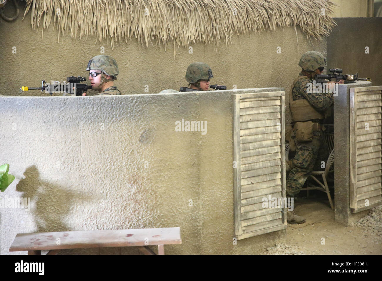 Marines with 2nd Combat Engineer Battalion set up security postings ...