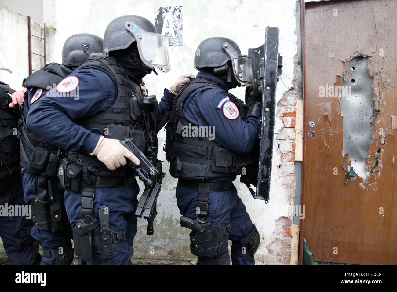 Romanian Jandarmeria police officers demonstrate room-clearing and ...