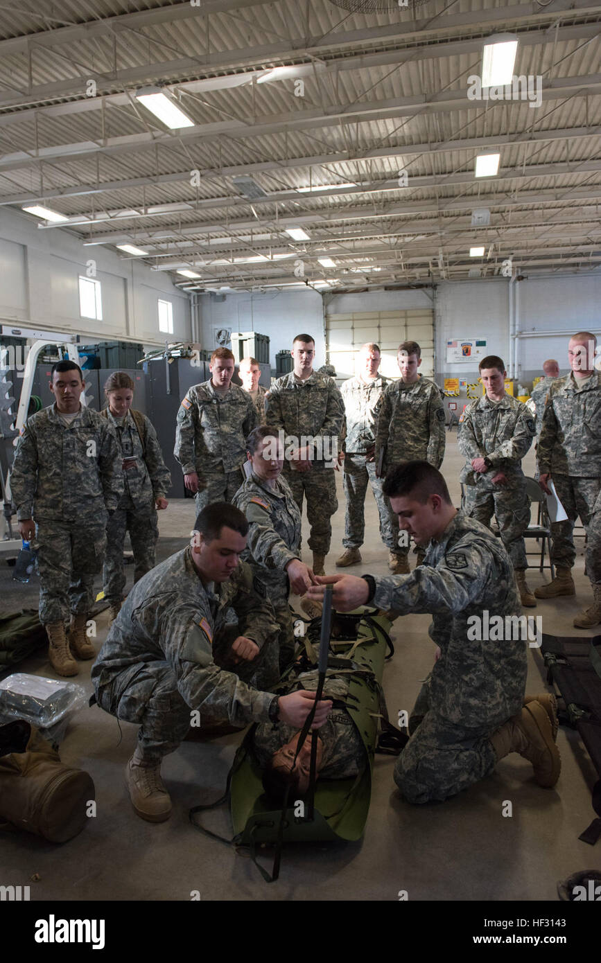 Army medics transport patient hi-res stock photography and images - Alamy