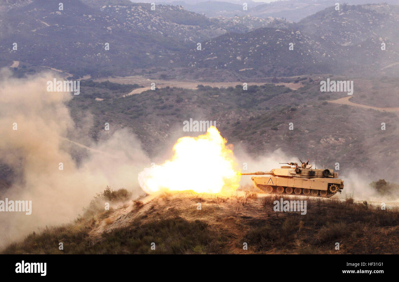 M1 tank firing hi-res stock photography and images - Alamy
