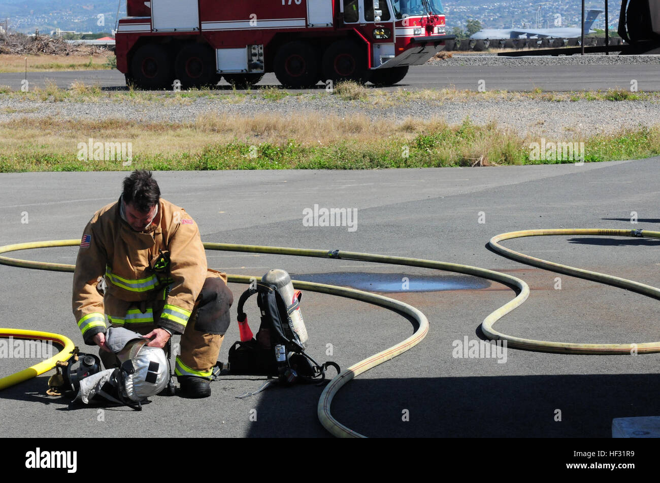 Hawaii Army National Guardsmen of the 297th Firefighting Detachment ...