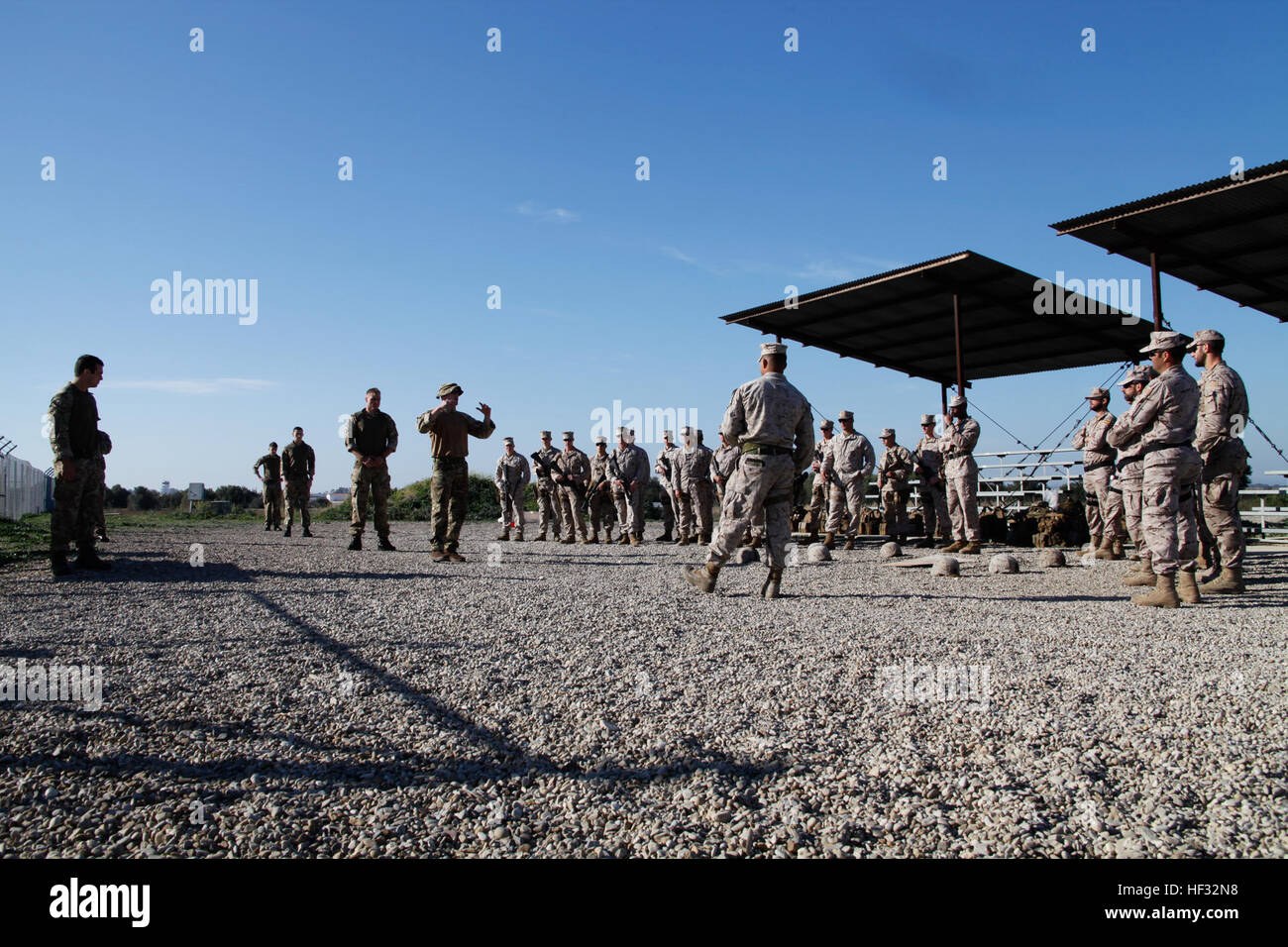 British Royal Marine Commandos give patrolling classes to U.S. Marines ...
