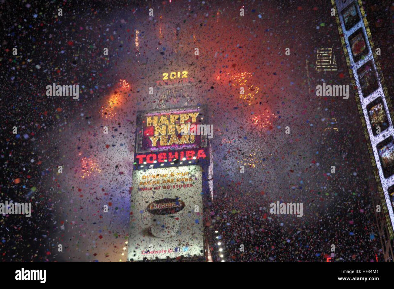 2011 new years eve in times square hi-res stock photography and images ...