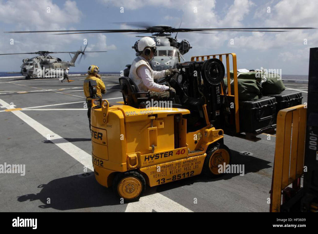 Marines from the combat cargo section of the USS Green Bay offload ...