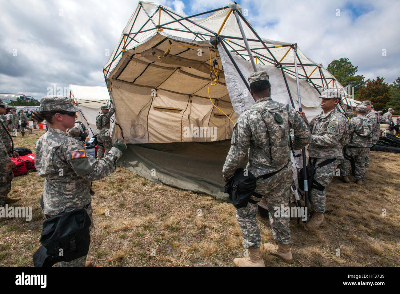 New York Army National Guard Soldiers set up tents during a full Stock ...
