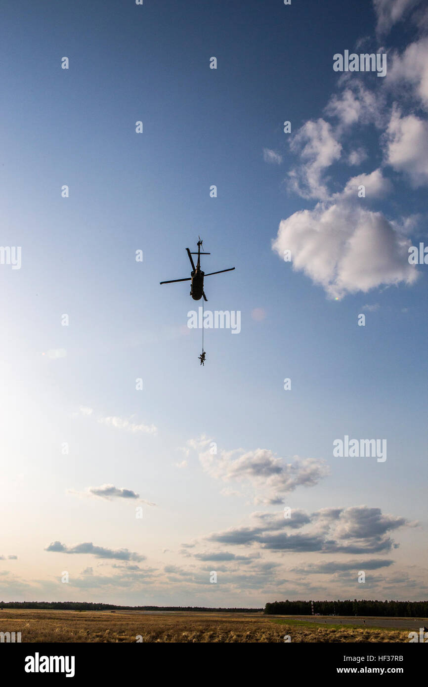 Uh 60 black hawk helicopter lifts hi-res stock photography and images ...