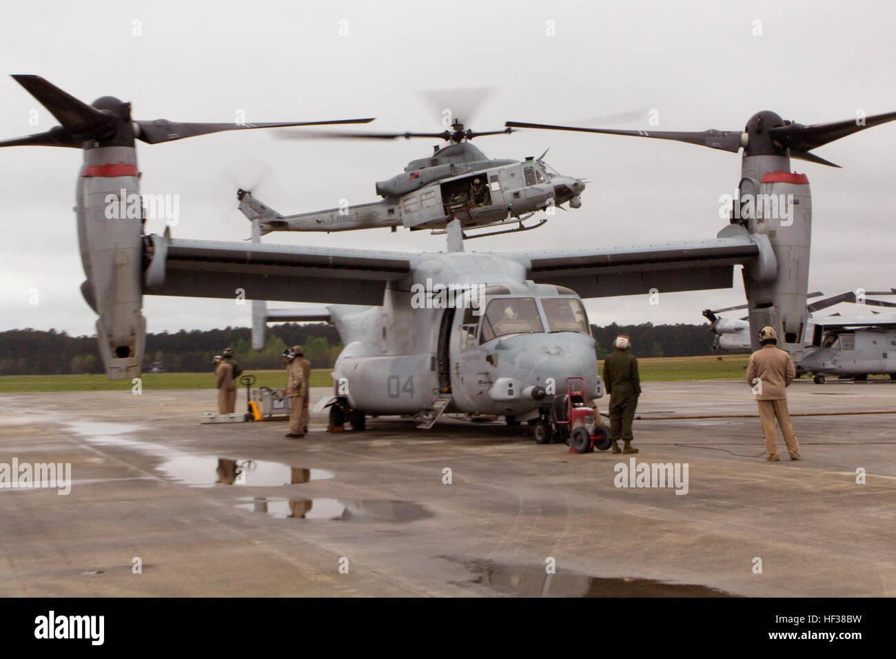 U.S. Marines with Marine Medium Tiltrotor Squadron (VMM) 162 ...