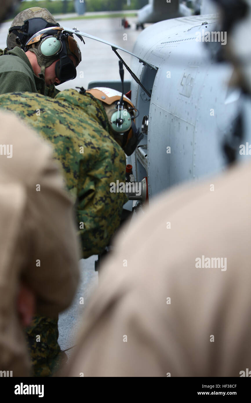 U.S. Marines with Marine Medium Tiltrotor Squadron (VMM) 162 ...
