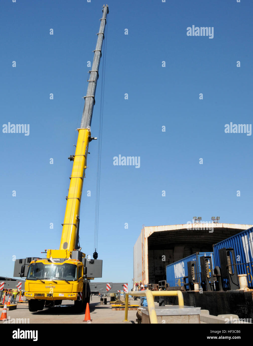 Army mobile crane hi-res stock photography and images - Alamy