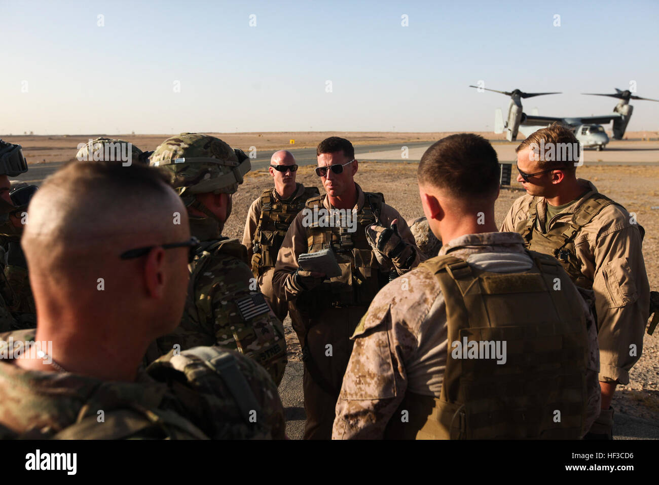 U s army soldiers lift hi-res stock photography and images - Alamy