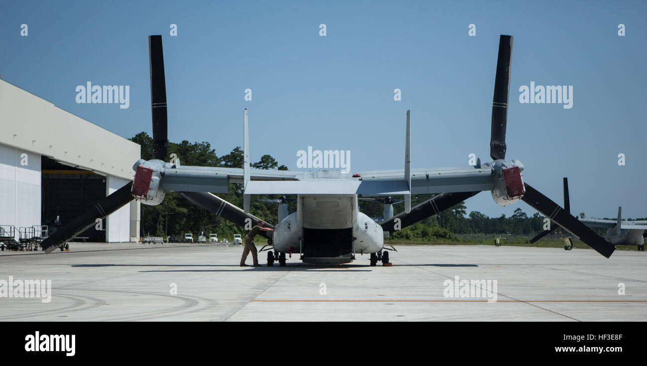 A U.S. Marine Corps MV-22B Osprey, assigned to Marine Medium Tiltrotor ...