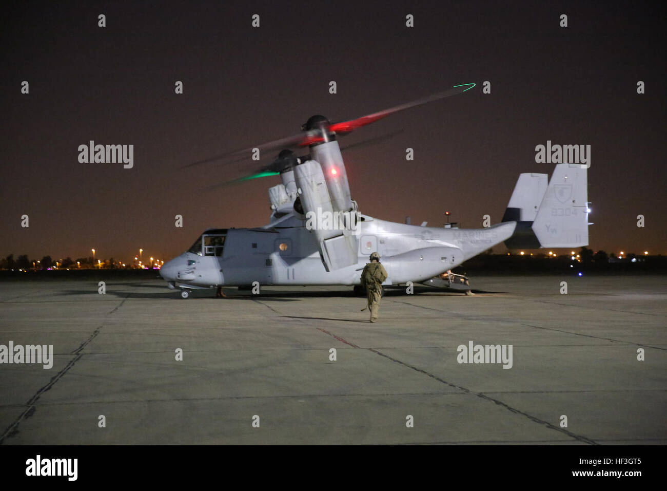 An MV-22 Osprey of Marine Medium Tiltrotor Squadron 165 (VMM-165 ...
