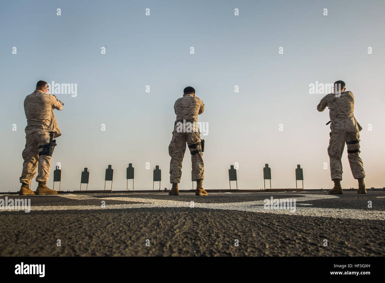 Short range marksmanship qualification course hi-res stock photography ...