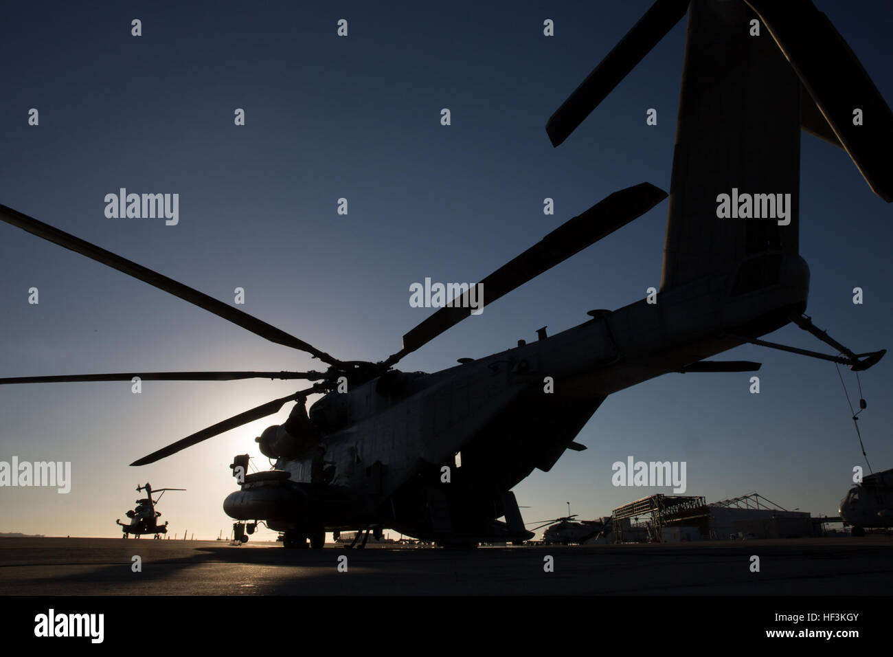 A CH-53E Super Stallion with Marine Heavy Helicopter Squadron (HMH) 466 ...