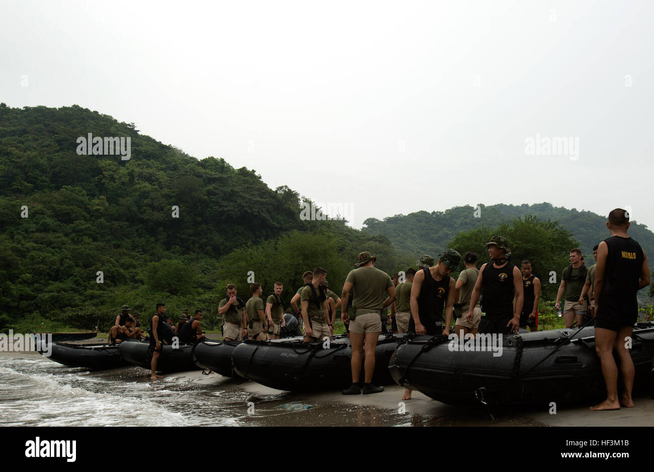 U.S. Marines with 3rd Reconnaissance Battalion and Philippine Marines with 64th Force ...