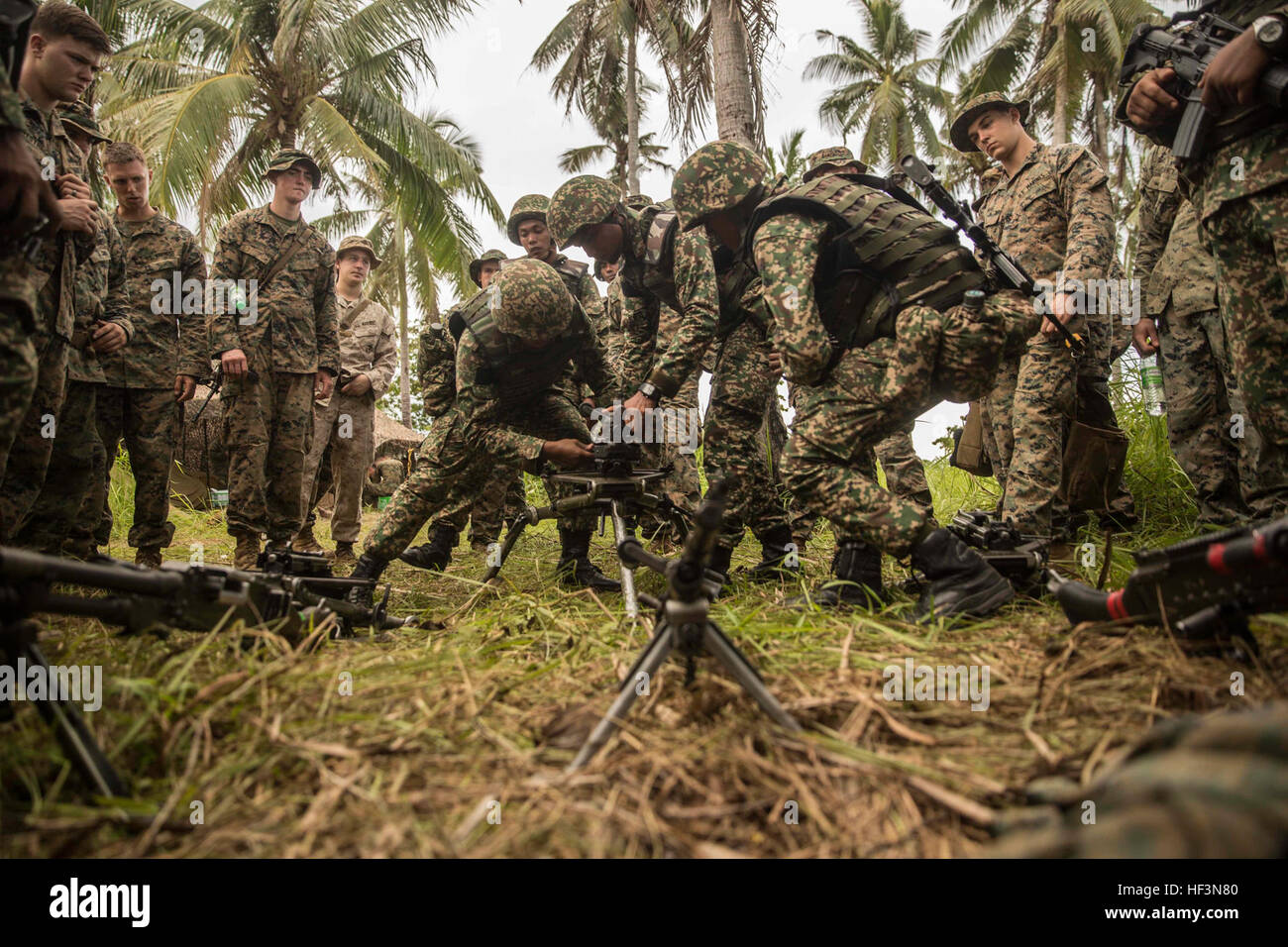 TANDUO BEACH, Malaysia (Nov. 10, 2015) Malaysian soldiers demonstrate ...