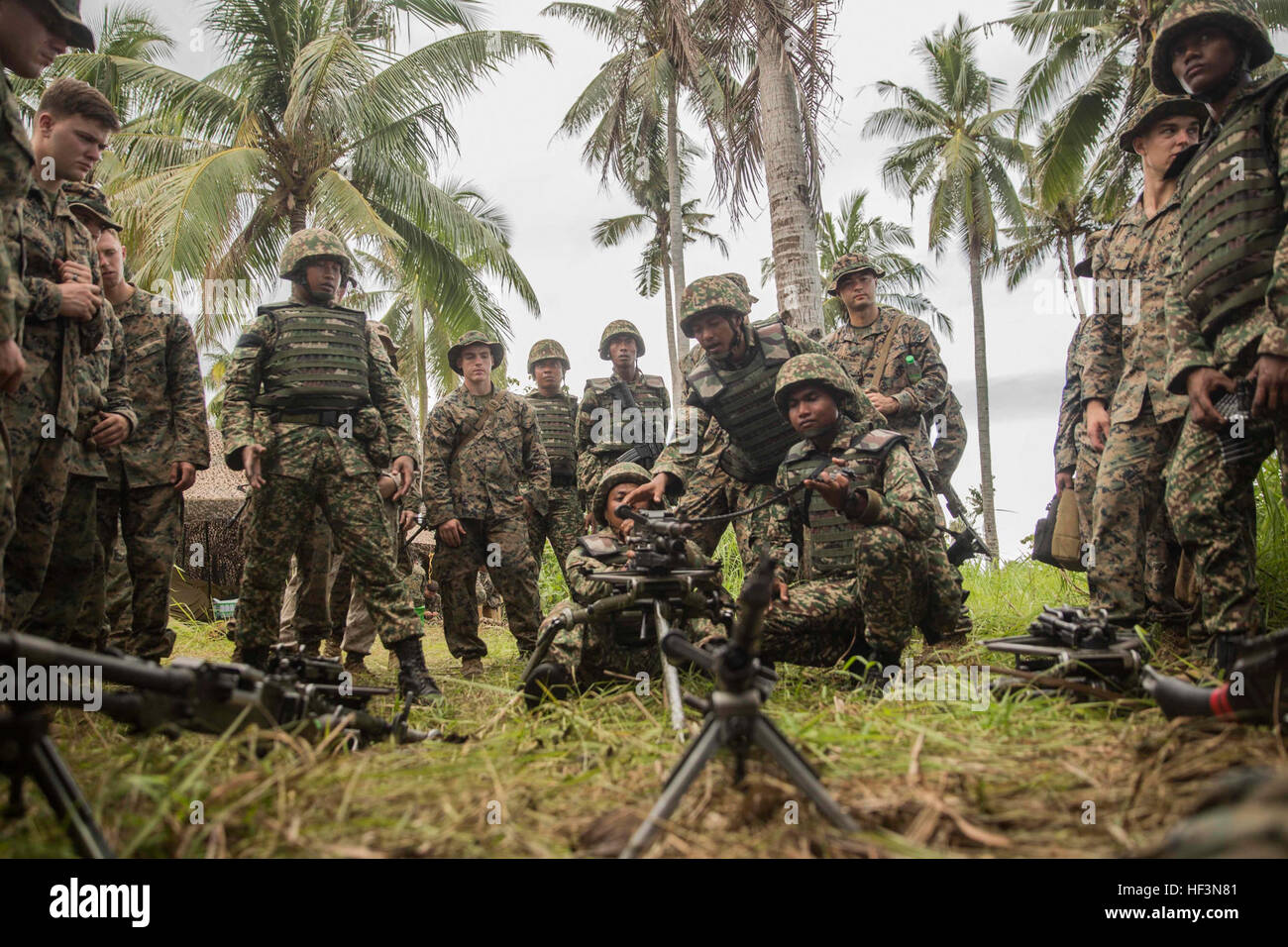 TANDUO BEACH, Malaysia (Nov. 10, 2015) Malaysian soldiers demonstrate ...
