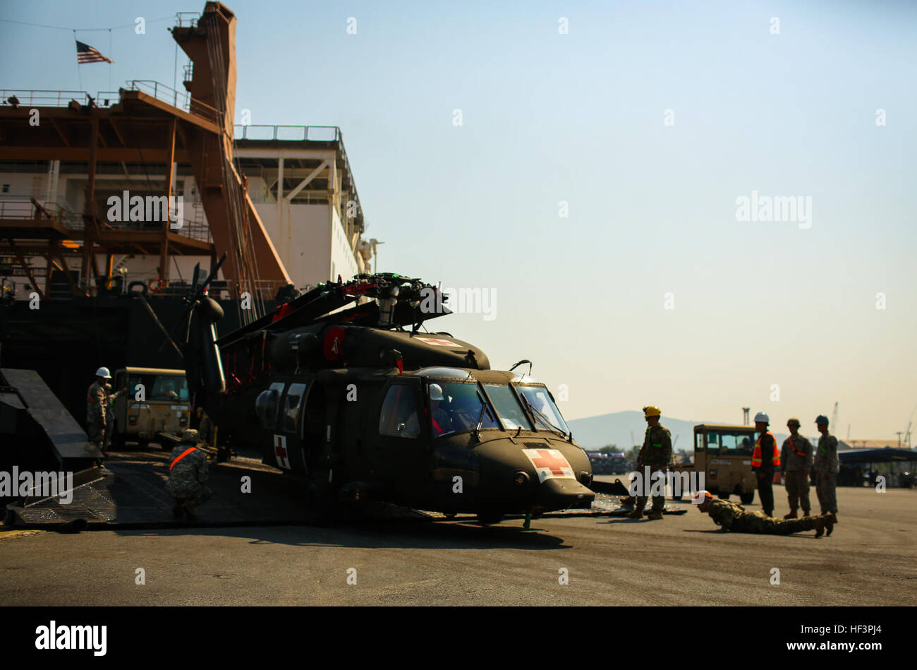 U.S. Army Soldiers with 1-2 Infantry Division, 2-3 Battalion, Golf ...