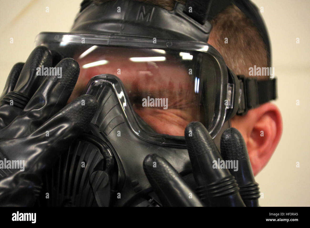 M50 joint service general purpose gas mask hi-res stock photography and ...