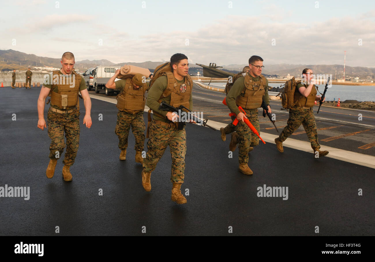 Marines with Headquarters and Headquarters Squadron participate in a 5K ...