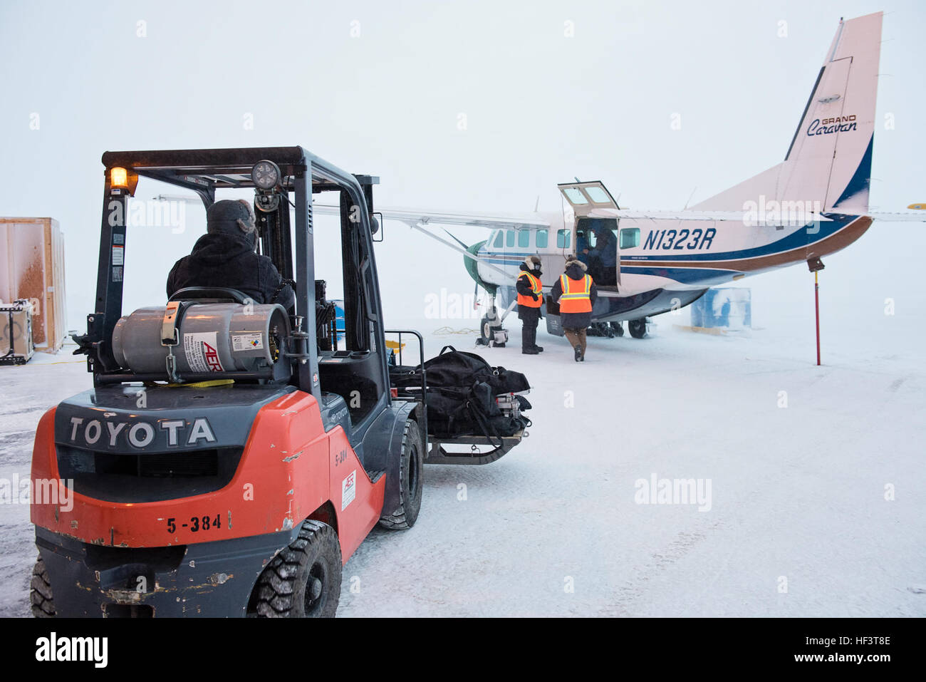 Members of the U.S. Navy and the Arctic Submarine Laboratory load ...