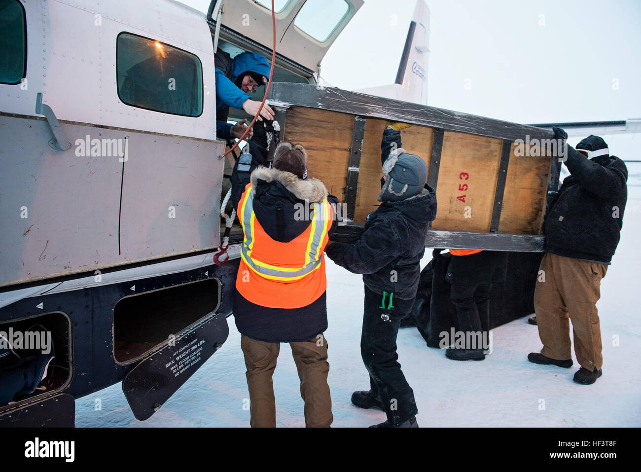 Members of the U.S. Navy and the Arctic Submarine Laboratory load ...