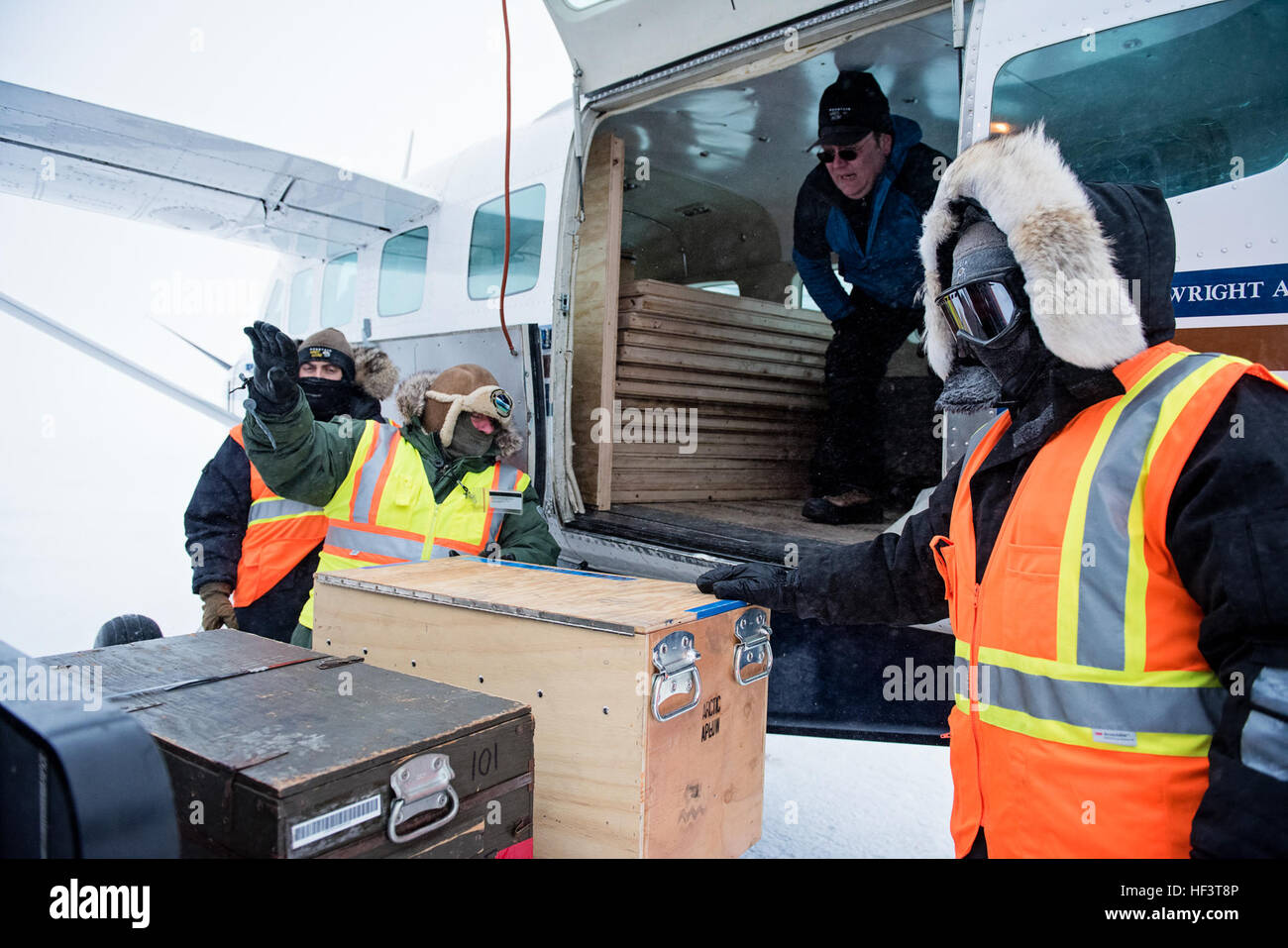 Members of the U.S. Navy and the Arctic Submarine Laboratory load ...