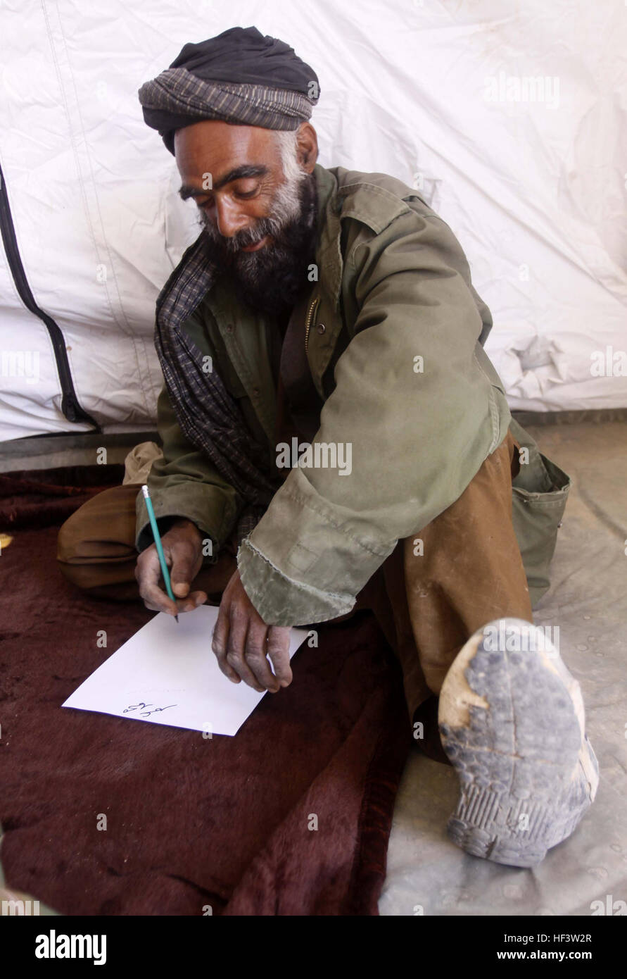 Afghan writing hi-res stock photography and images - Alamy