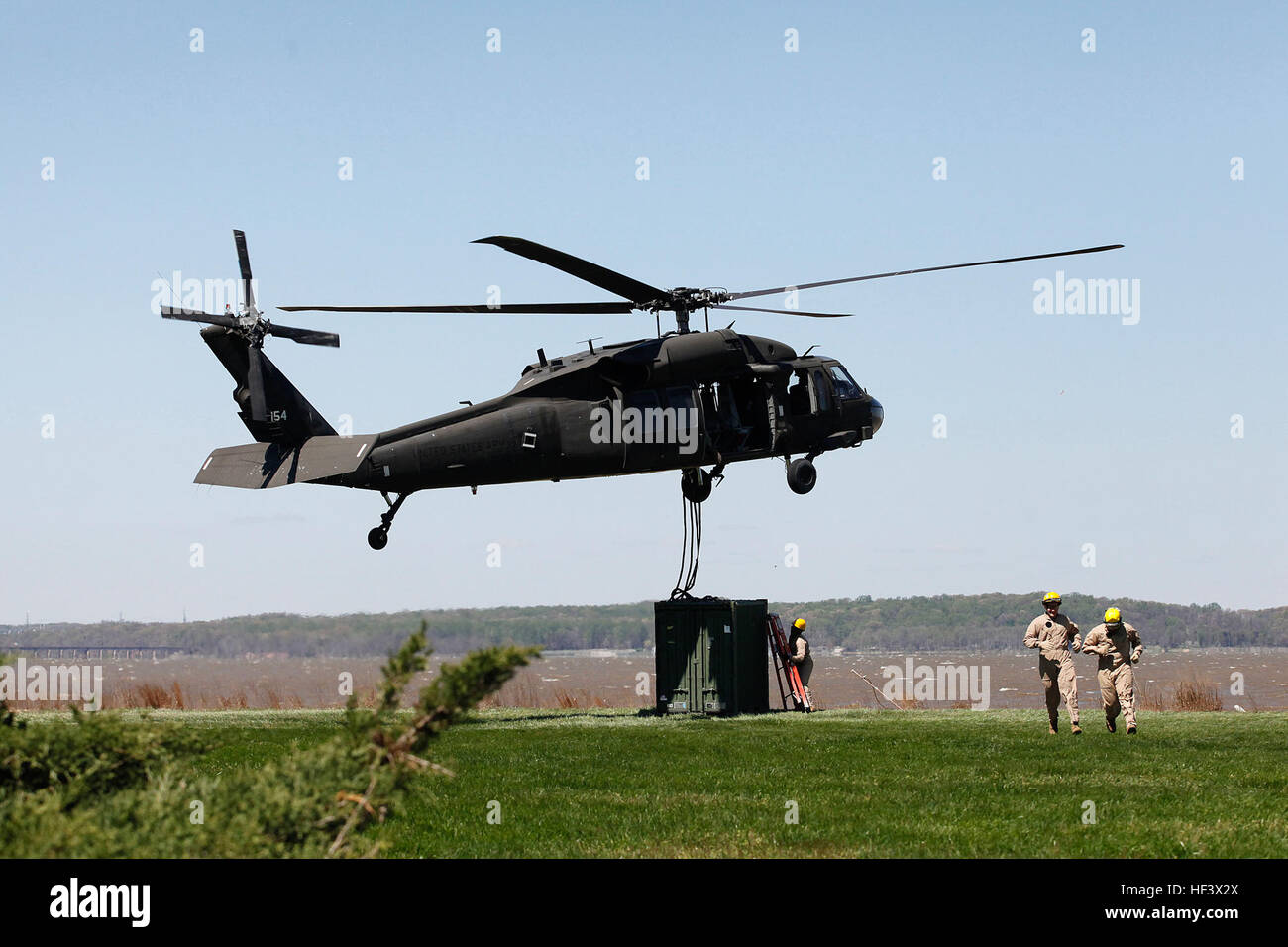 Uh 60 blackhawk sling load hi-res stock photography and images - Alamy